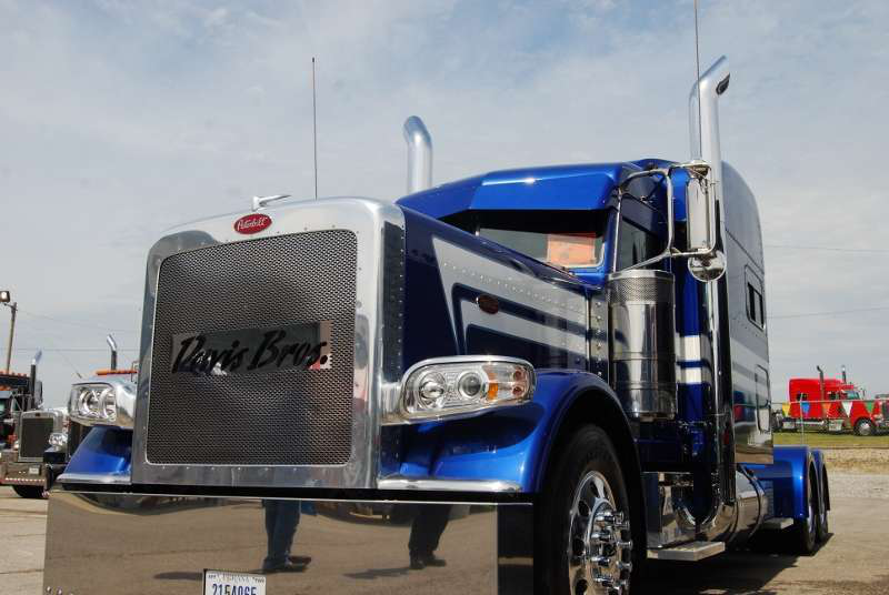 Look into one wicked custom-detailed Caterpillar engine | Overdrive