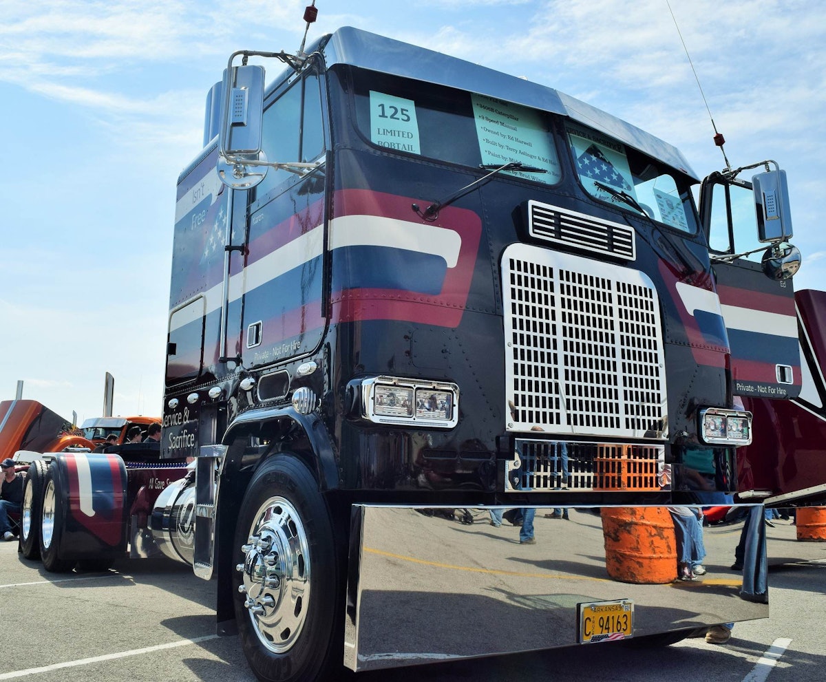 The ‘Service & Sacrifice’ 1988 Freightliner FLT86 veterans tribute ...