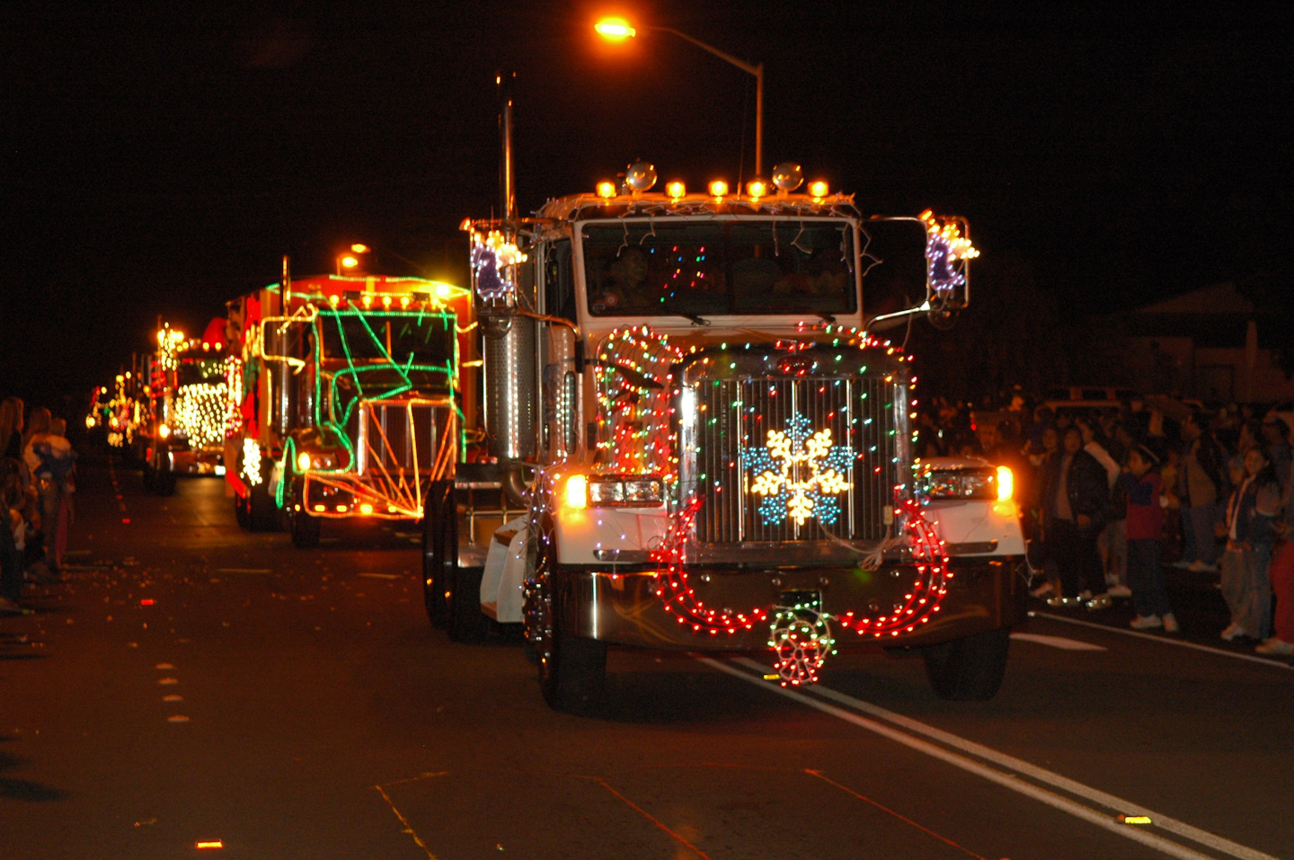 Deck the rigs: Light-adorned tractor-trailers to lead Christmas parades ...