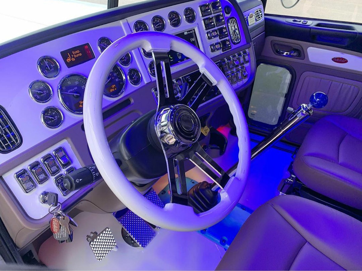 pete 389 interior