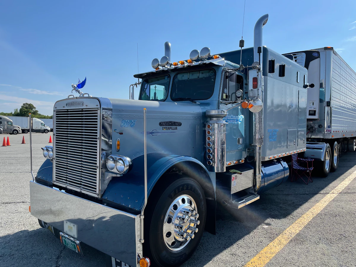 Independent owner-operator's big-bunk 1988 Freightliner FLC120 | Overdrive