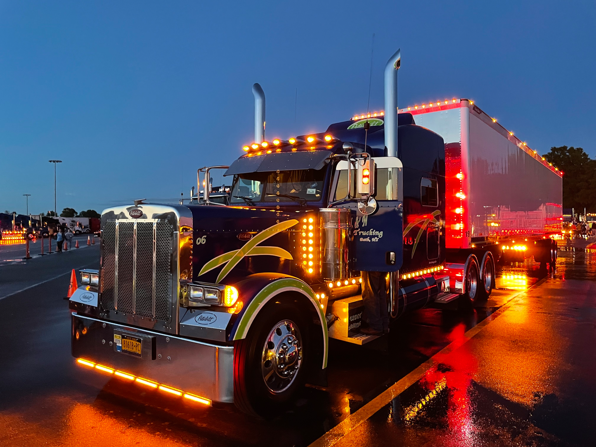 Custom-painted Peterbilt 379 of Jeff and Nancy Walters | Overdrive