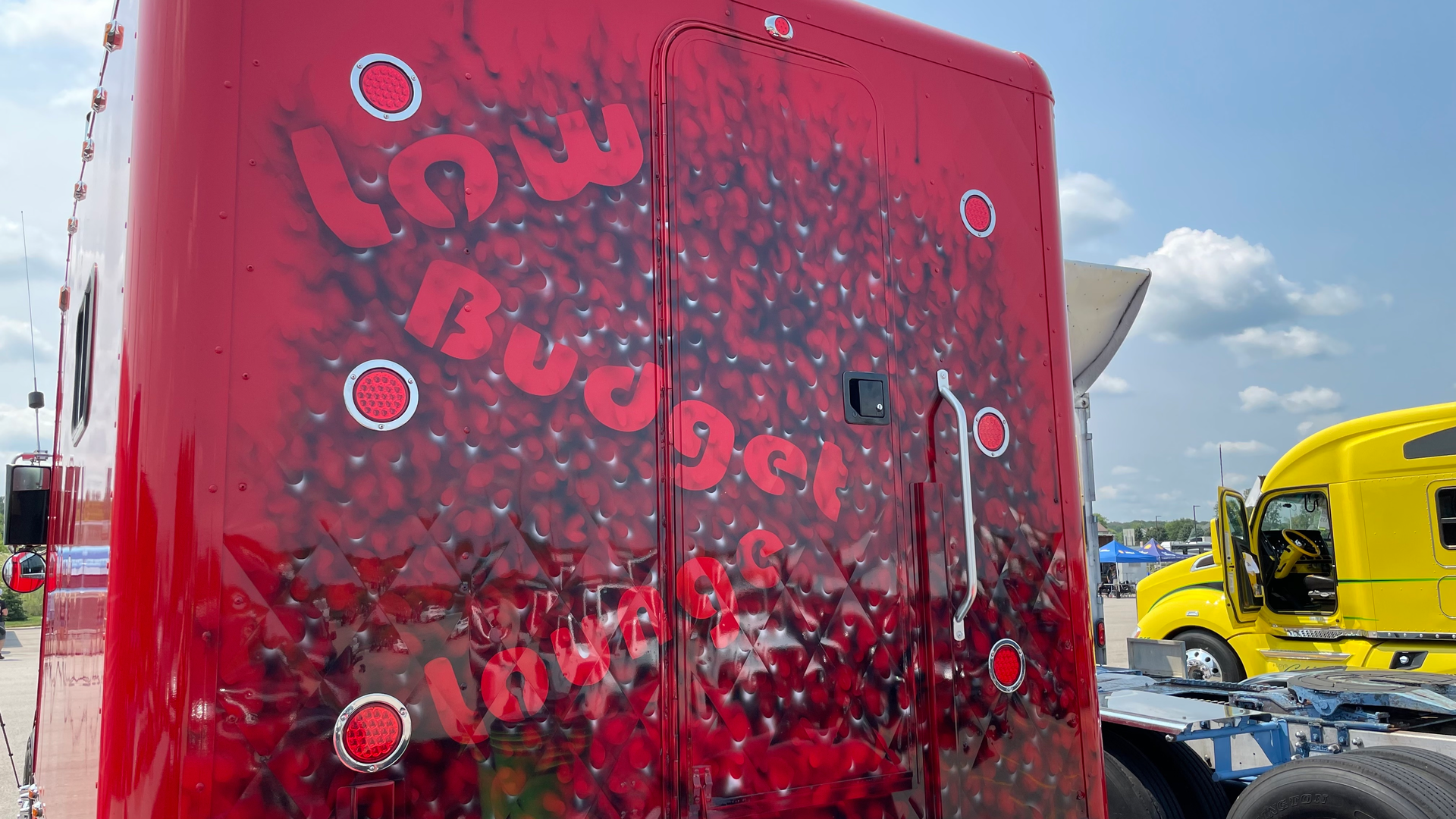 Gary Jones' 'Low Budget Lounge' big-bunk Peterbilt 379 | Overdrive