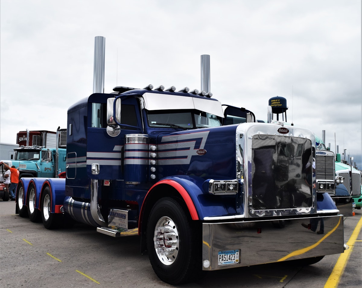 Aaron Walters' custom 2019 Peterbilt 389 heavy-hauling glider | Overdrive