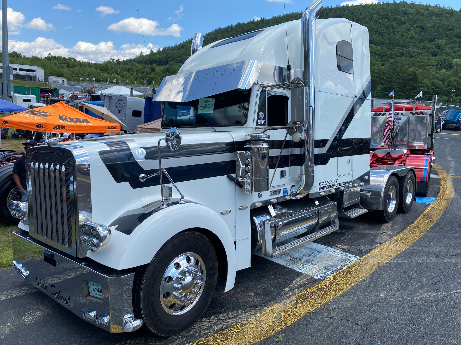 'Olde School' custom 2000 Freightliner Classic XL | Overdrive