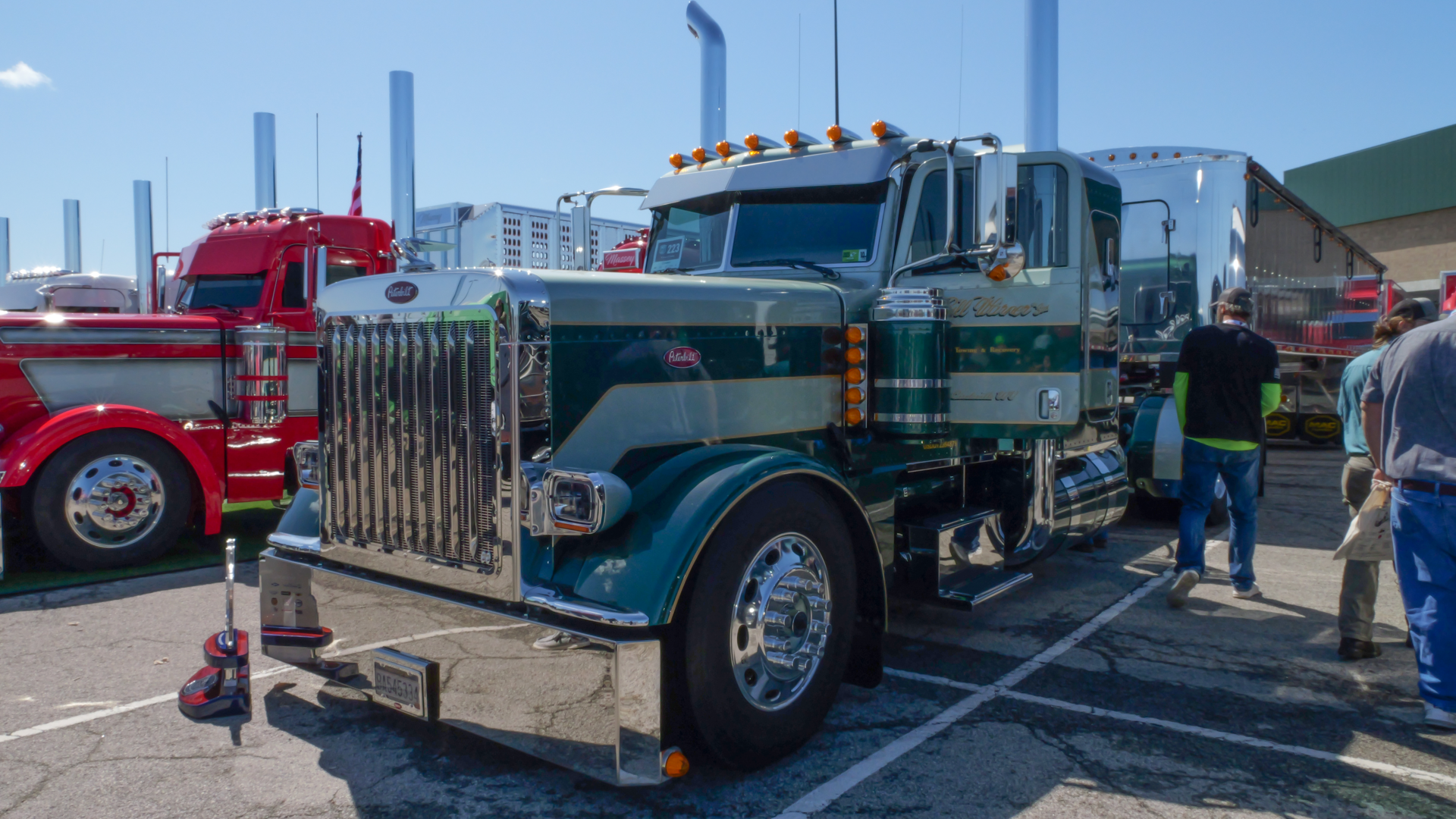 Dozens of show trucks bring home hardware from MATS | Overdrive