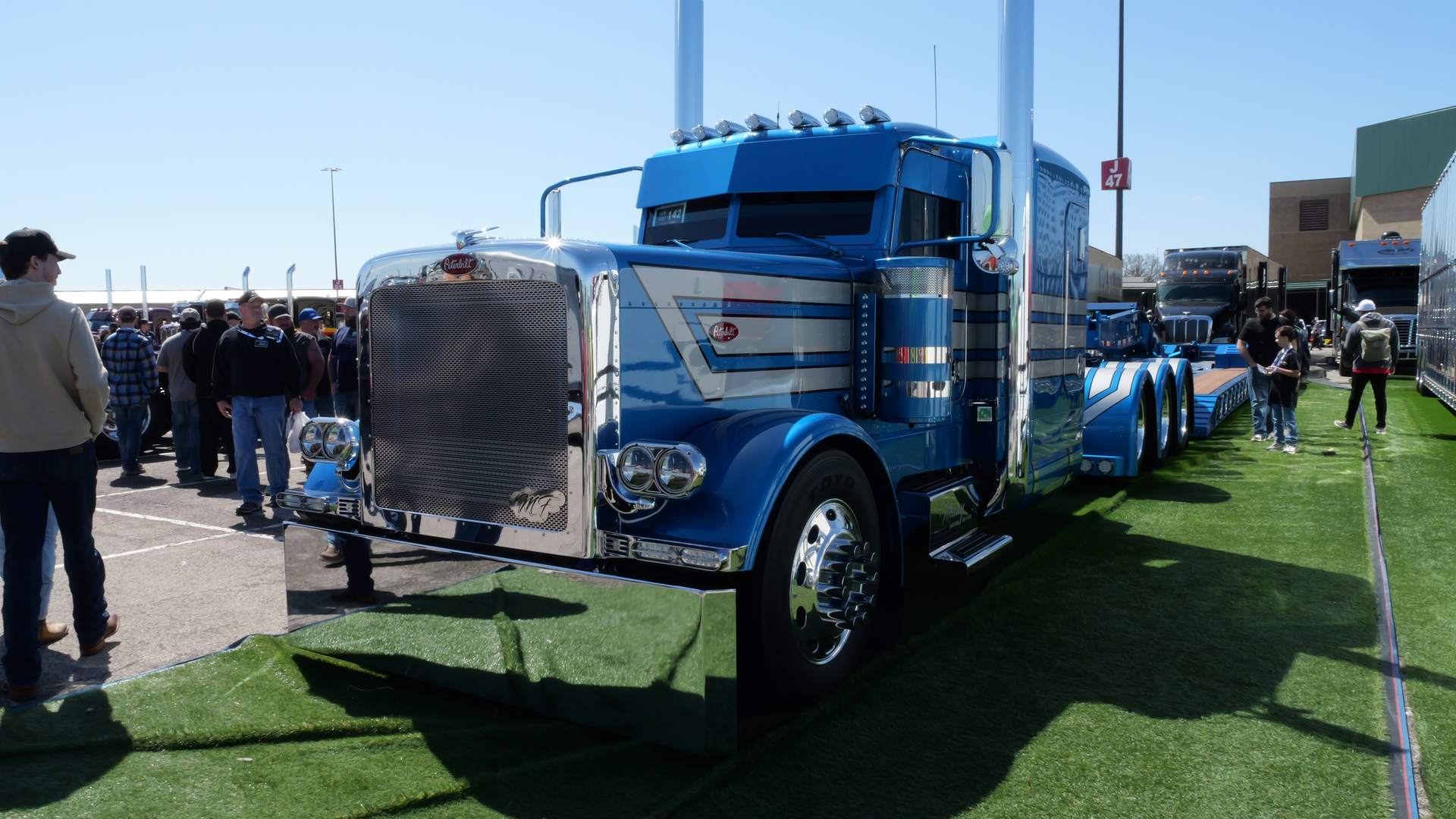 Dozens of show trucks bring home hardware from MATS | Overdrive