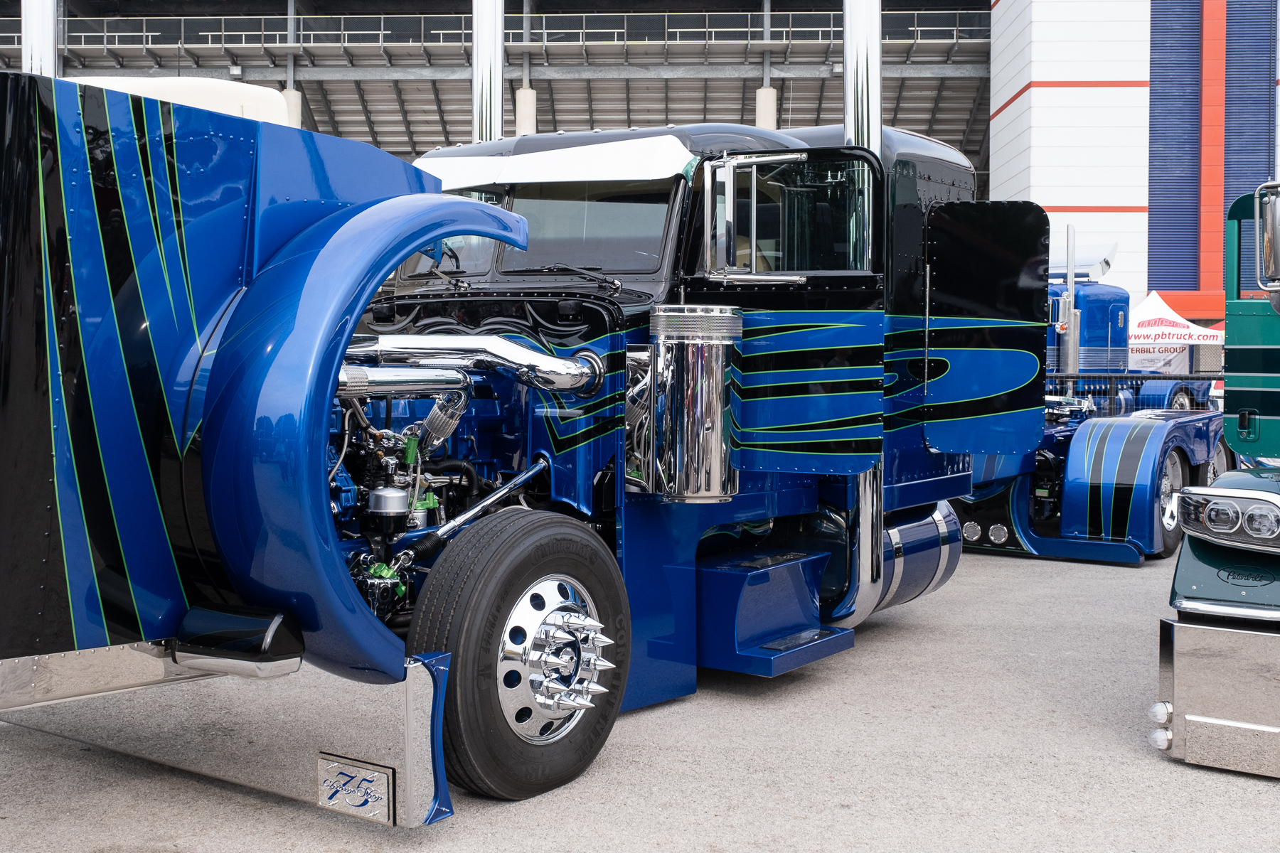 Scenes from Pete 'Pride & Class' truck show in Texas | Overdrive