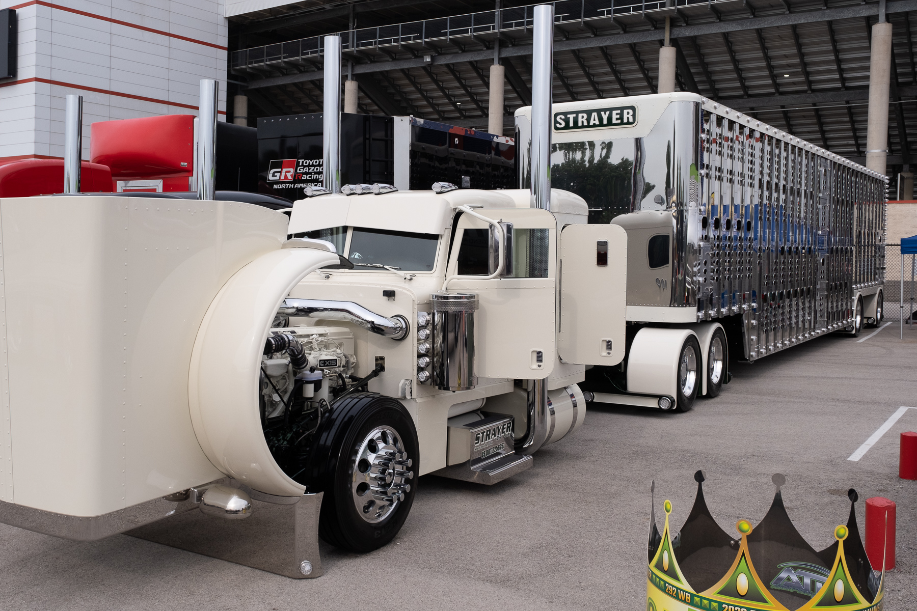Scenes from Pete 'Pride & Class' truck show in Texas | Overdrive