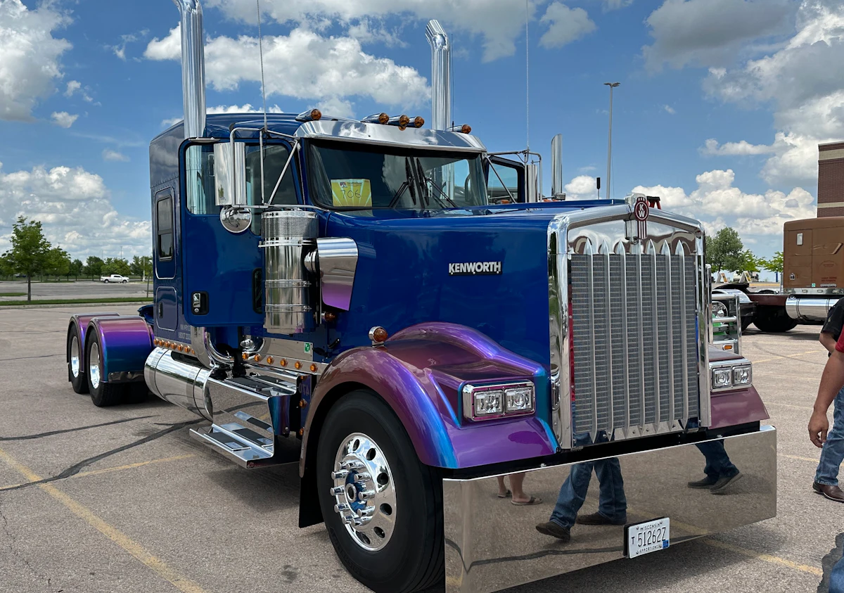 Color-changing '22 Kenworth a nod to owner's previous show truck ...