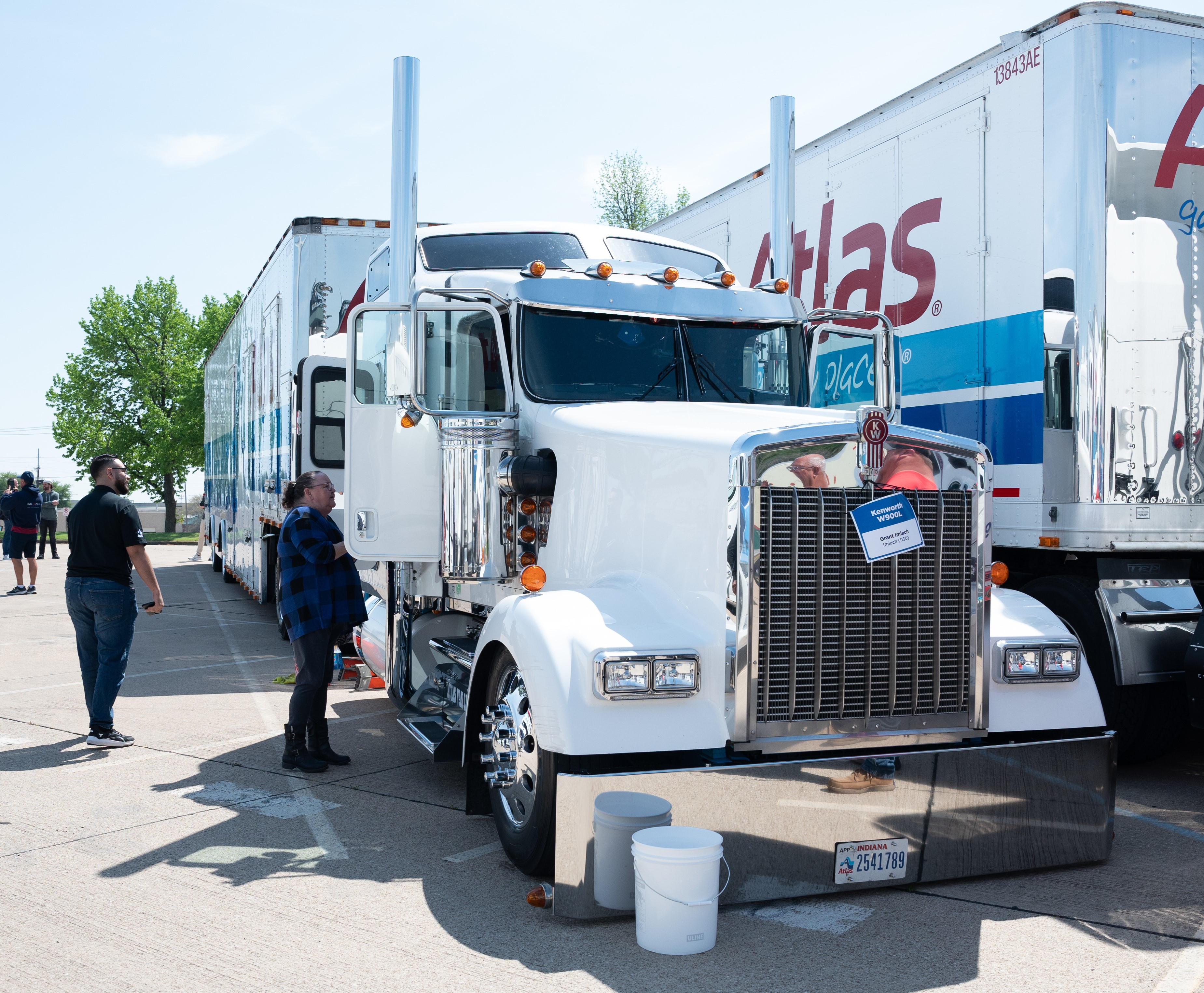 Big-bunk Atlas owner-operators show out at company truck show | Overdrive