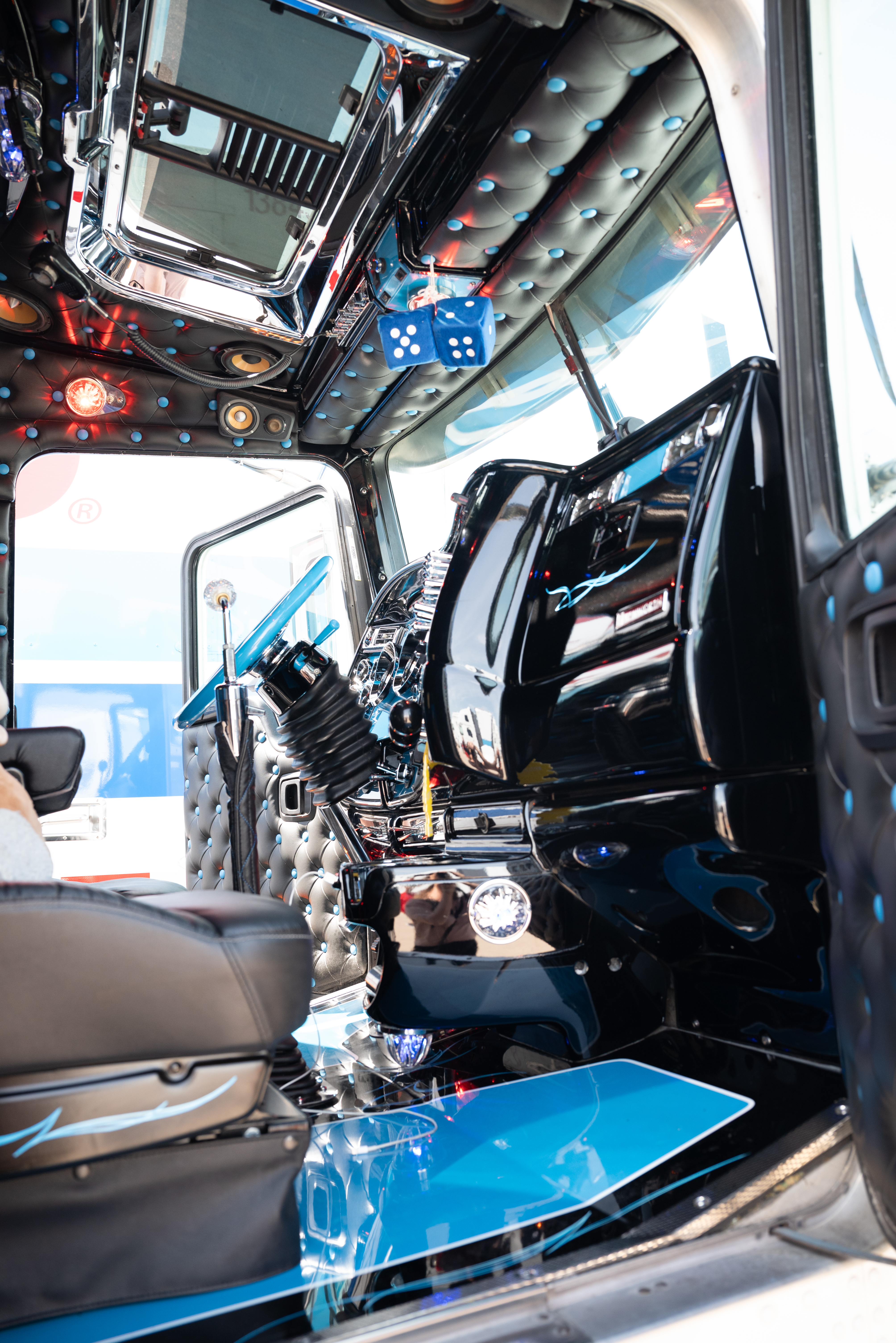 Big-bunk Atlas owner-operators show out at company truck show | Overdrive