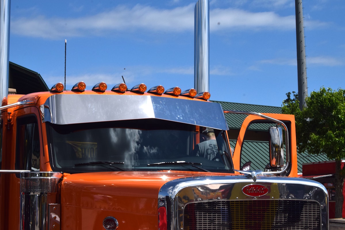 custom peterbilt 589