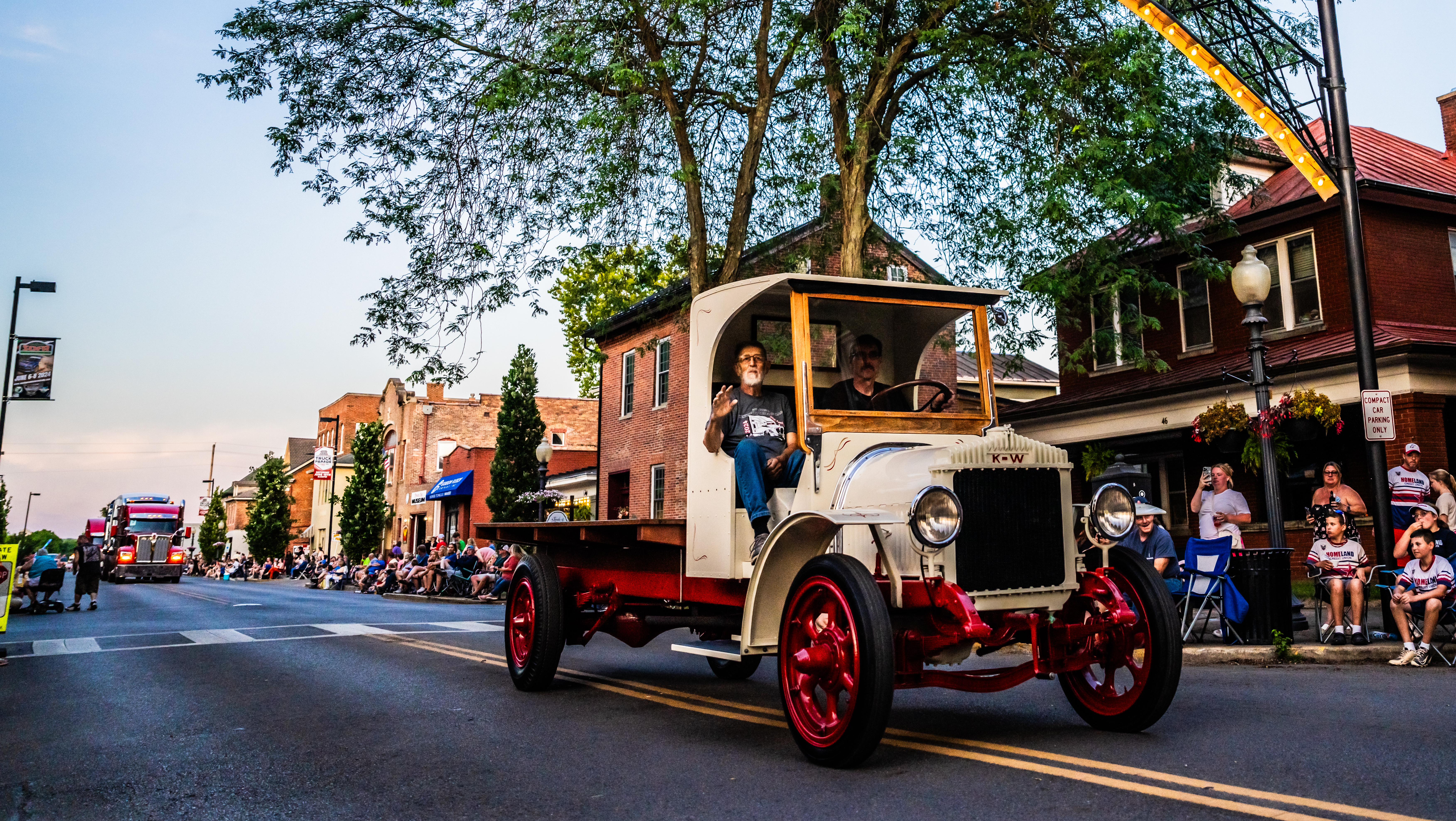 The trucks in Kenworth's annual truck parade, 1923 to present day ...