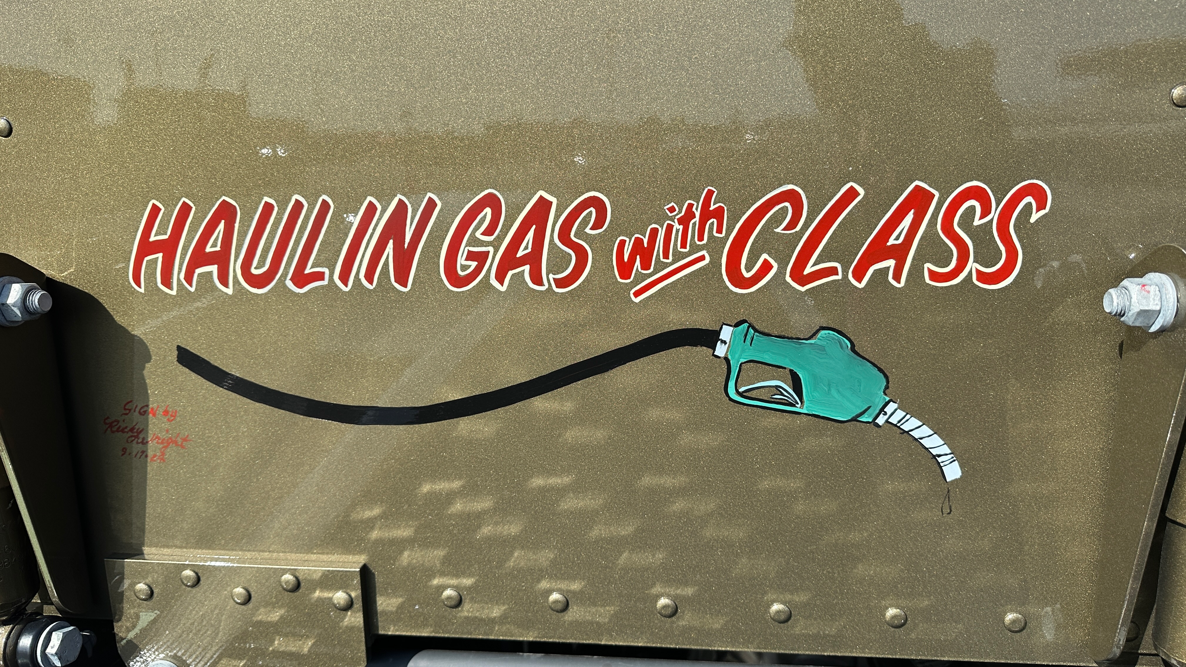 Rethwisch Transport’s Spanish Gold 2023 Pete 389 turns heads | Overdrive