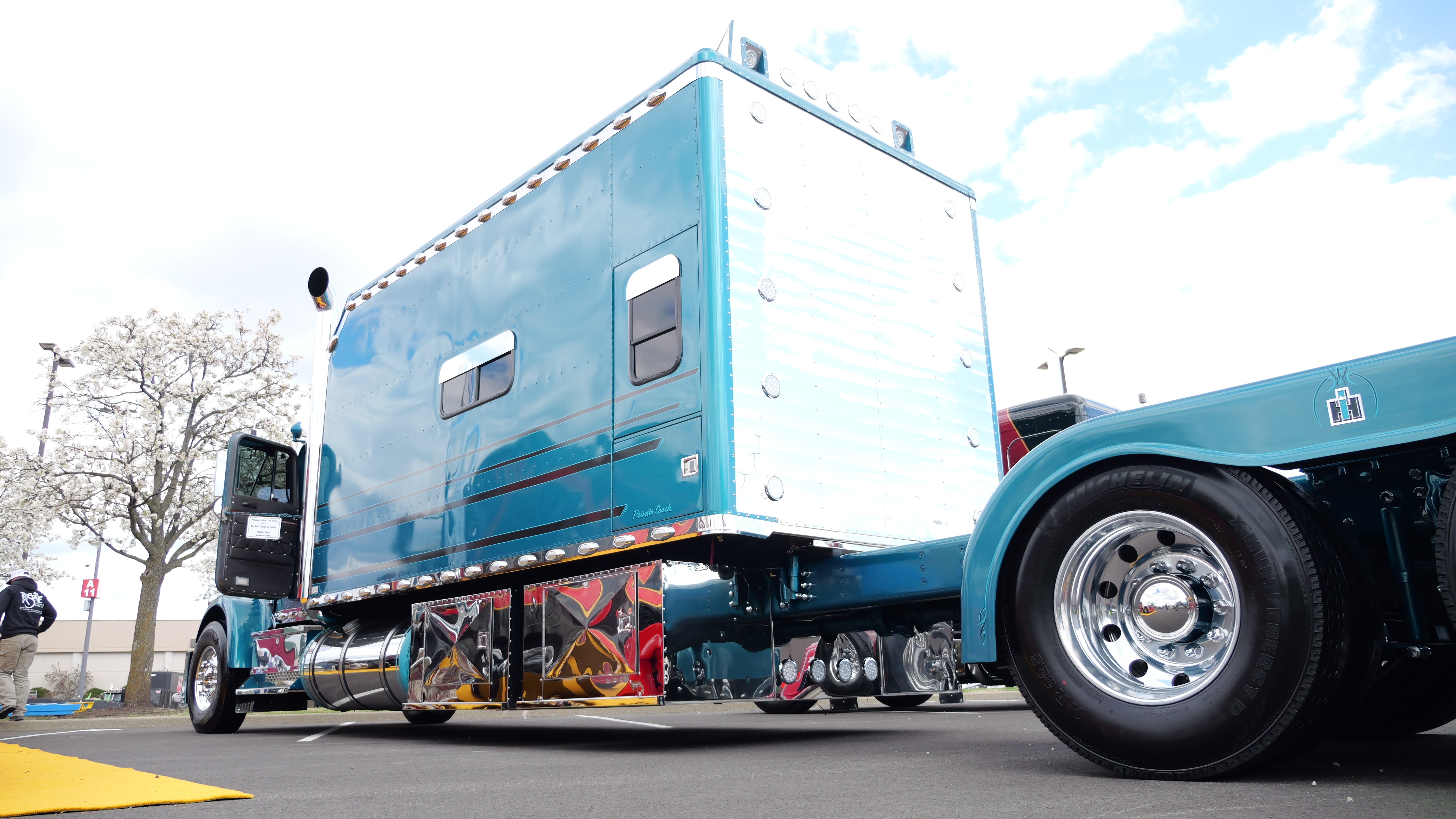 1996 International 9370 features rare 190-inch Double Eagle bunk ...