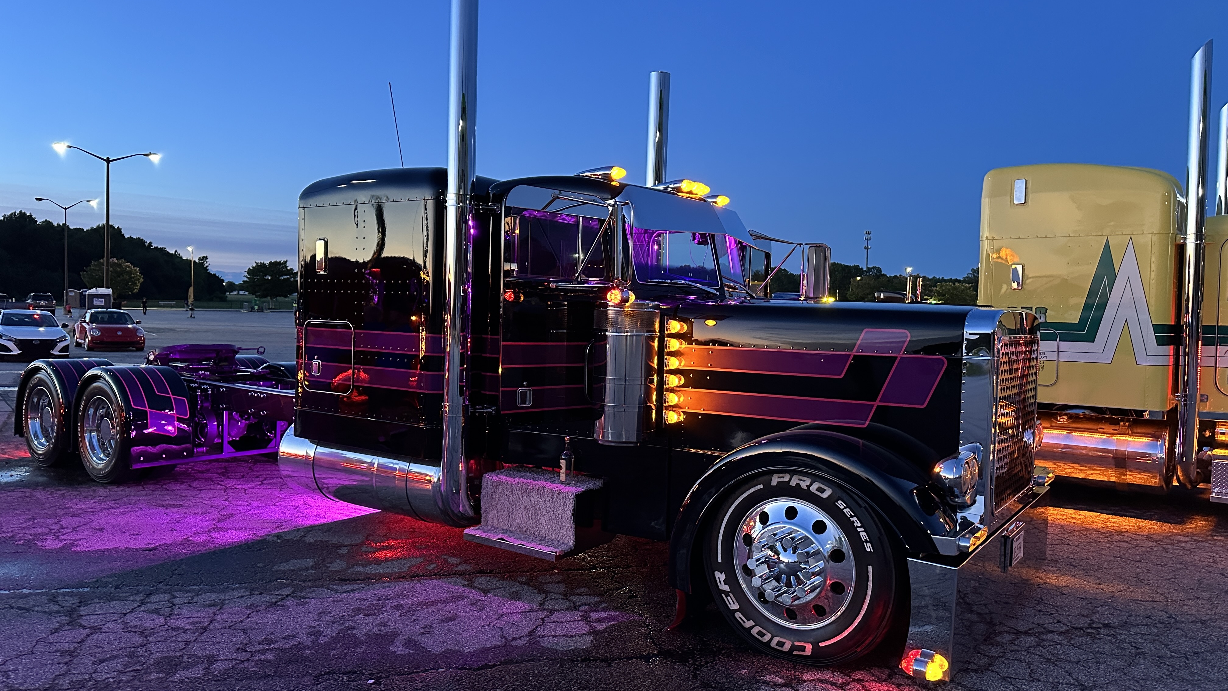 Flatbed-hauling 1988 Peterbilt 379 powered by B-model Cat | Overdrive